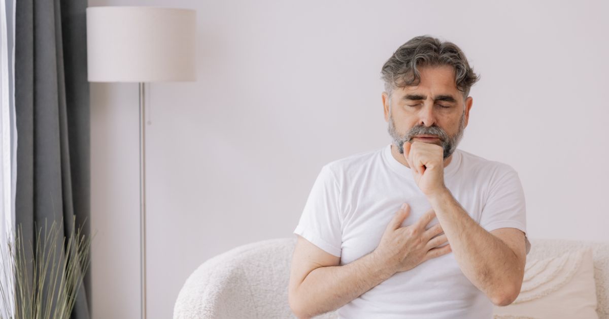 Guia da Farmácia | homem-branco-idoso-tossindo-conceito-doencas ...